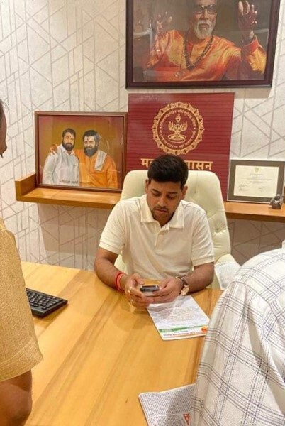 MH CM Eknath Shinde's Son Sitting On CM Chair Goes Viral Photos: HD ...