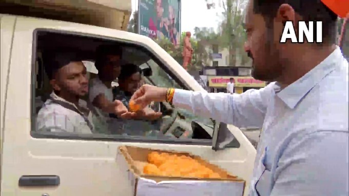 MNS Workers Celebrates PFI Ban By Distributing Laddoos Photos: HD ...