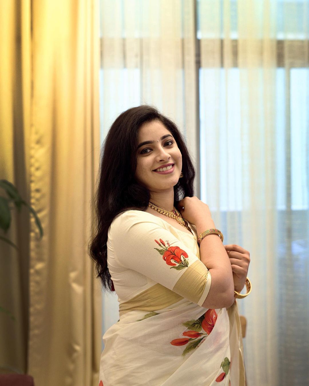 Mollywood Actress Aima Rosmy Sebastian's Onam Special Looks Viral on ...