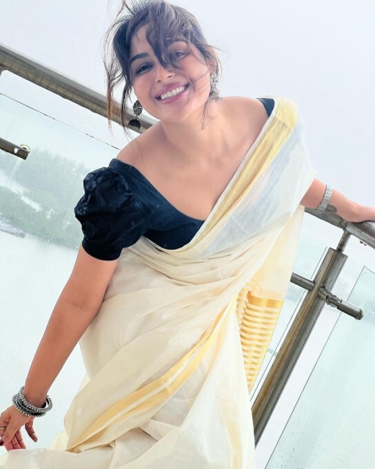 Mollywood Actress Samyuktha Menon Looking Stunning In Kerala Saree ...