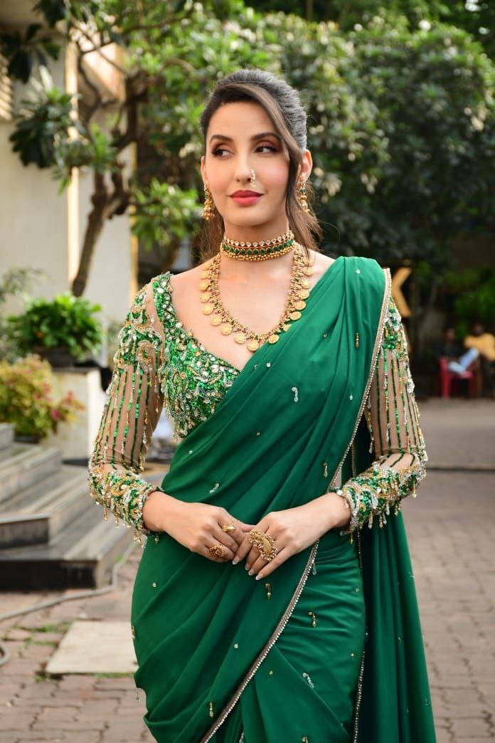 महाराष्ट्रियन अंदाज में साड़ी पहने नजर आईं Nora Fatehi तस्वीरों की