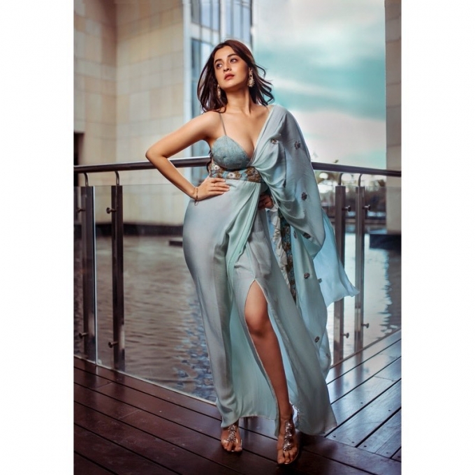 PHOTOS : ப்பா.. ஸ்டன்னிங் போஸில் ரசிகர்களை ஈர்க்கும் தர்ஷனா.. ஆளை மயக்கும் நச் ஸ்டில்ஸ் இதோ ...