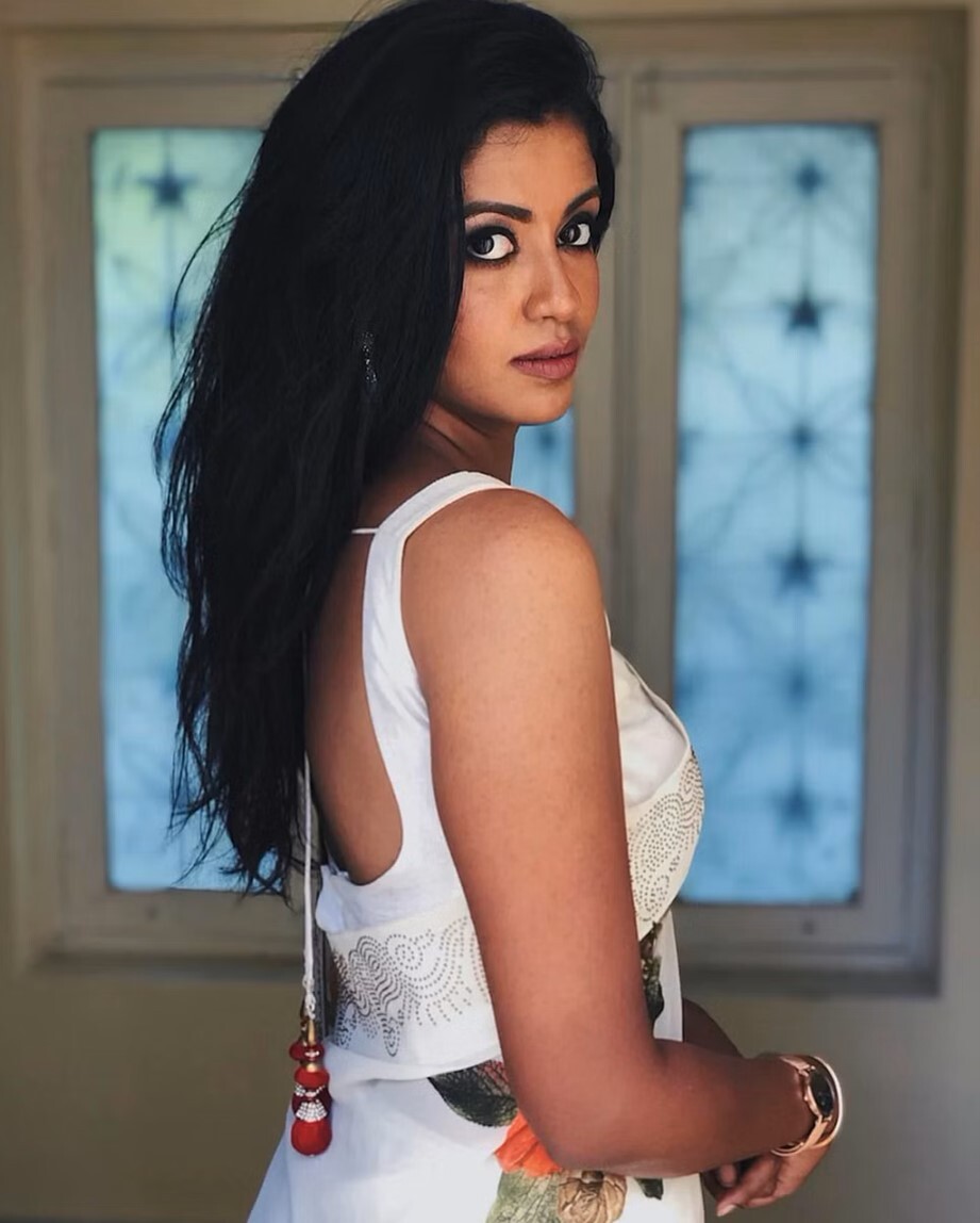 PHOTOS : டைட்டான வொயிட் டி-ஷிர்டில் தாறுமாறாக போஸ் கொடுத்த விஜய் டிவி ...