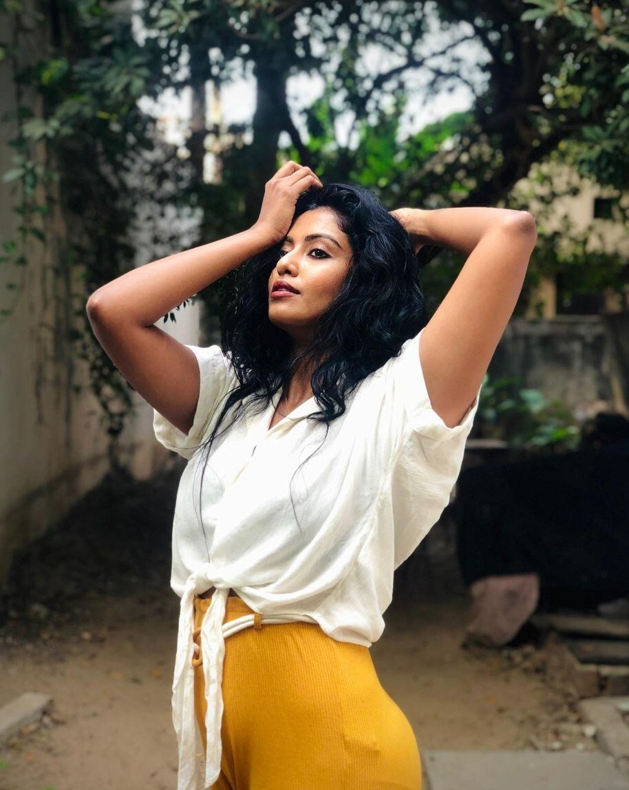 PHOTOS : டைட்டான வொயிட் டி-ஷிர்டில் தாறுமாறாக போஸ் கொடுத்த விஜய் டிவி ...