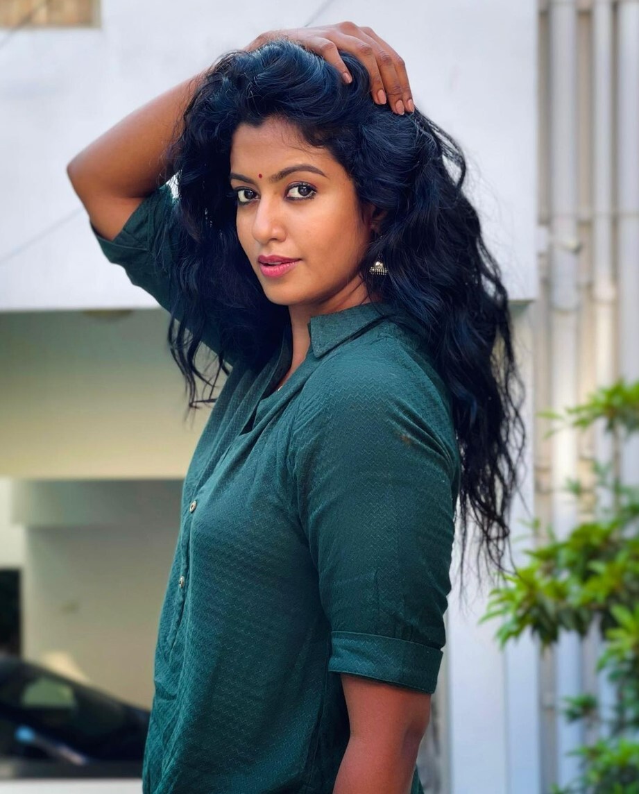 PHOTOS : டைட்டான வொயிட் டி-ஷிர்டில் தாறுமாறாக போஸ் கொடுத்த விஜய் டிவி ...