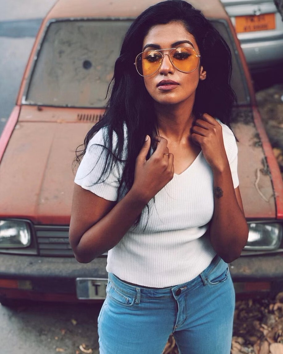 PHOTOS : டைட்டான வொயிட் டி-ஷிர்டில் தாறுமாறாக போஸ் கொடுத்த விஜய் டிவி ...