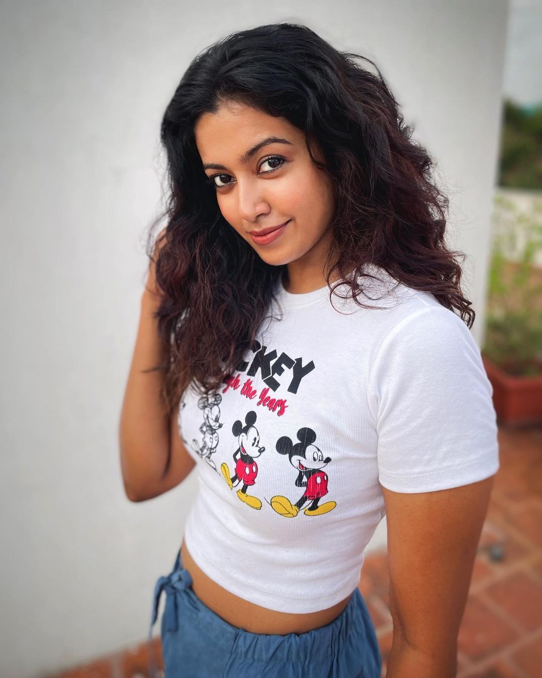 PHOTOS : டைட்டான வொயிட் டி-ஷிர்டில் தாறுமாறாக போஸ் கொடுத்த விஜய் டிவி ...