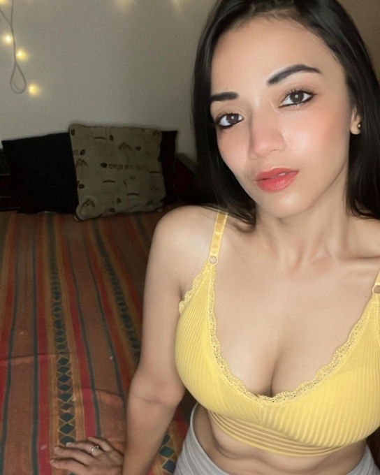 PHOTOS : டைட் டாப்பில் வசீகரிக்கும் அழகு.. நடிகை பல்லவி பாஸின் சூப்பர் நச் க்ளிக்ஸ் இதோ ...