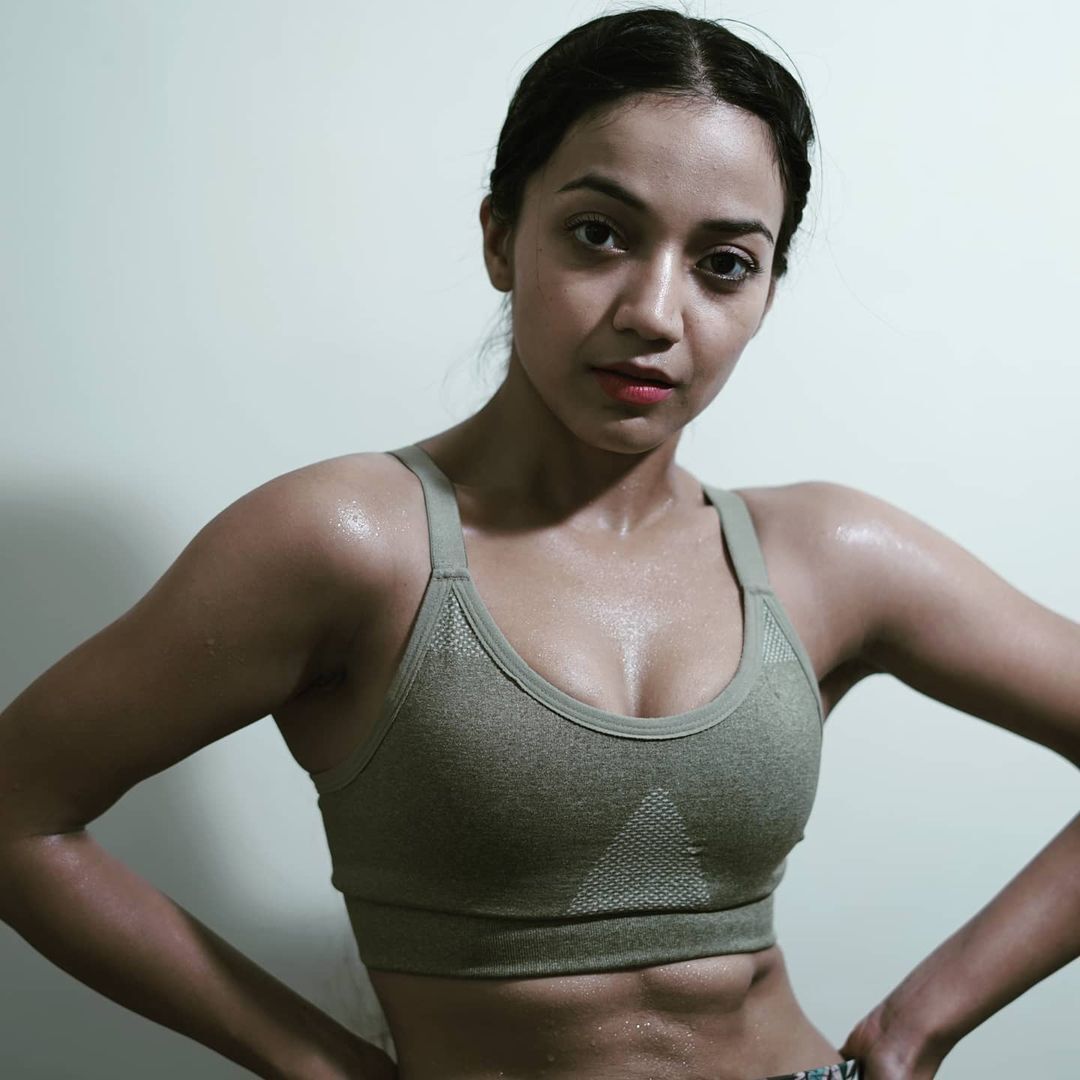 PHOTOS : டைட் டாப்பில் வசீகரிக்கும் அழகு.. நடிகை பல்லவி பாஸின் சூப்பர் நச் க்ளிக்ஸ் இதோ ...