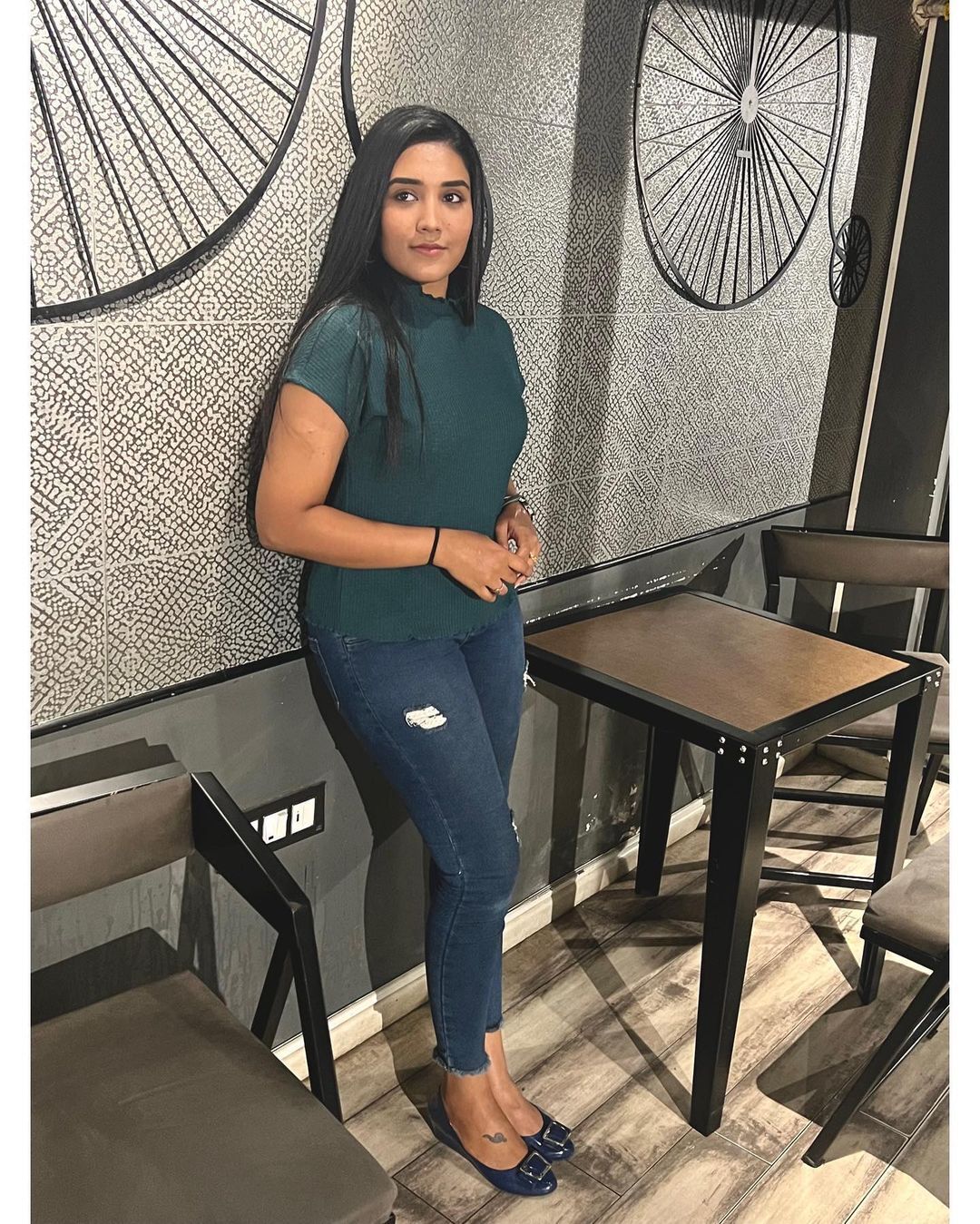 PHOTOS : ஓஹோ.. இது தான் லோ ஆங்கிள் போட்டோஷூட்டா.. சீரியல் நடிகை ...