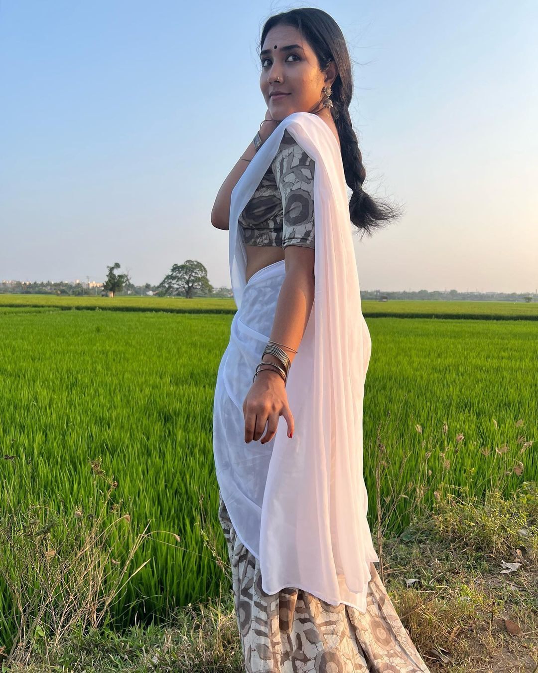 PHOTOS : ஓஹோ.. இது தான் லோ ஆங்கிள் போட்டோஷூட்டா.. சீரியல் நடிகை ...