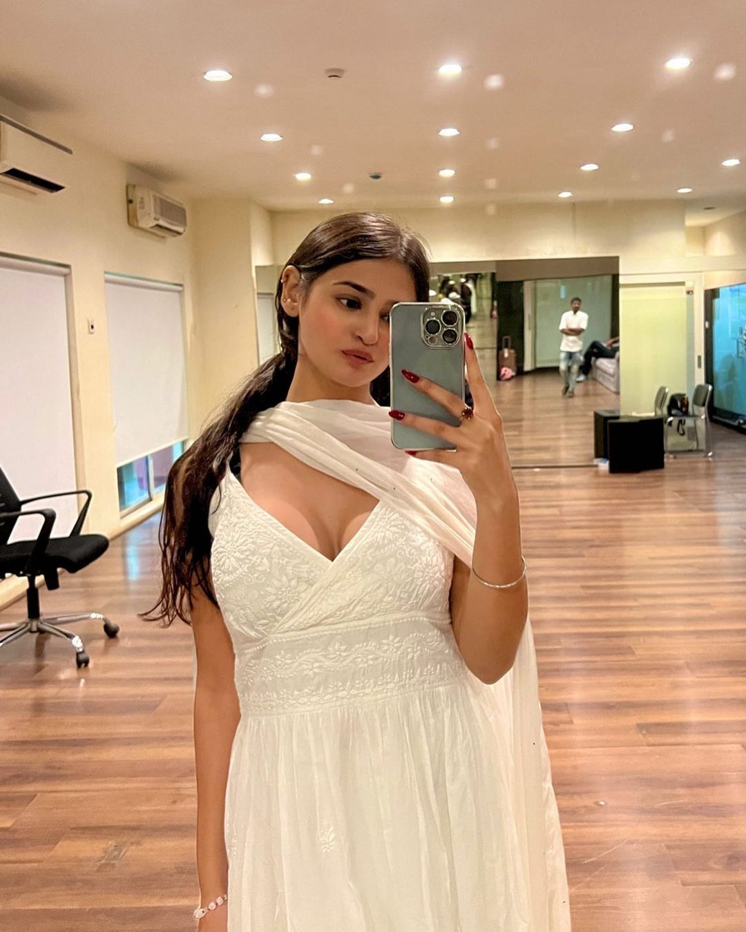 PHOTOS : நீச்சல் குளத்தில் குத்தாட்டம் போடும் பாலிவுட் நடிகை.. கவர்ந்திழுக்கும் ரீசன்ட் க்ளிக்ஸ் ...