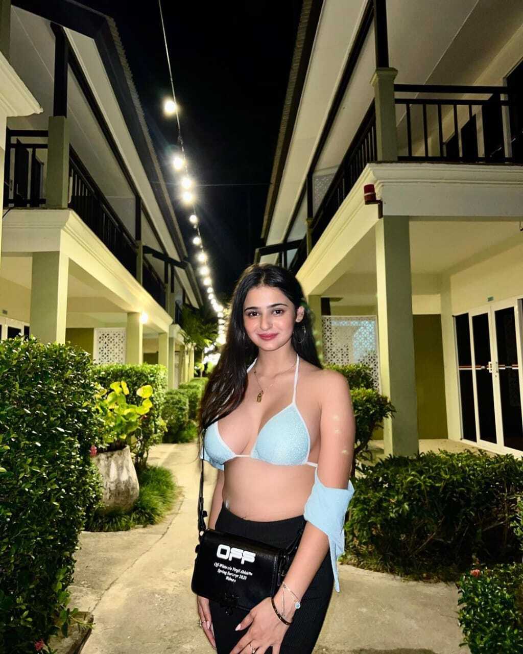 PHOTOS : நீச்சல் குளத்தில் குத்தாட்டம் போடும் பாலிவுட் நடிகை.. கவர்ந்திழுக்கும் ரீசன்ட் க்ளிக்ஸ் ...