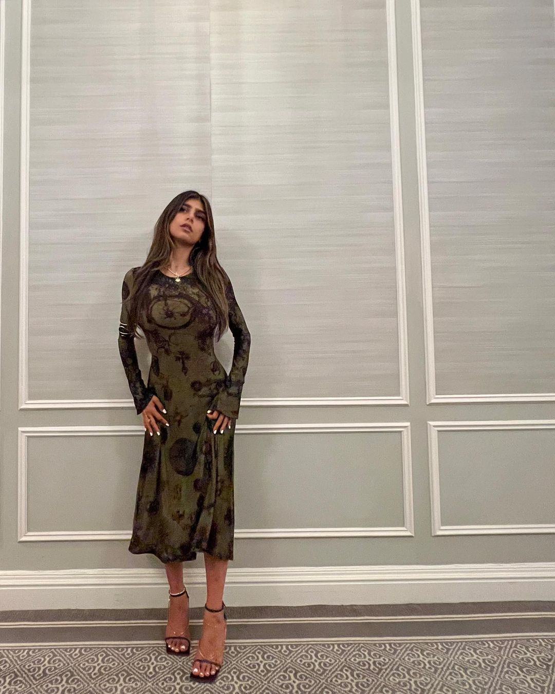 PHOTOS : அப்பப்பா.. டிசைனர் உடையில் மனதை மயக்கும் கனவுக்கன்னி மியா ...