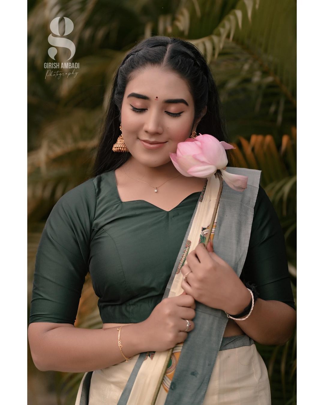 PHOTOS : சீரியல் நடிகை ஸ்ரீநிதியா இது? கையில் தாமரை பூவுடன் ஜொலிக்கும் ...