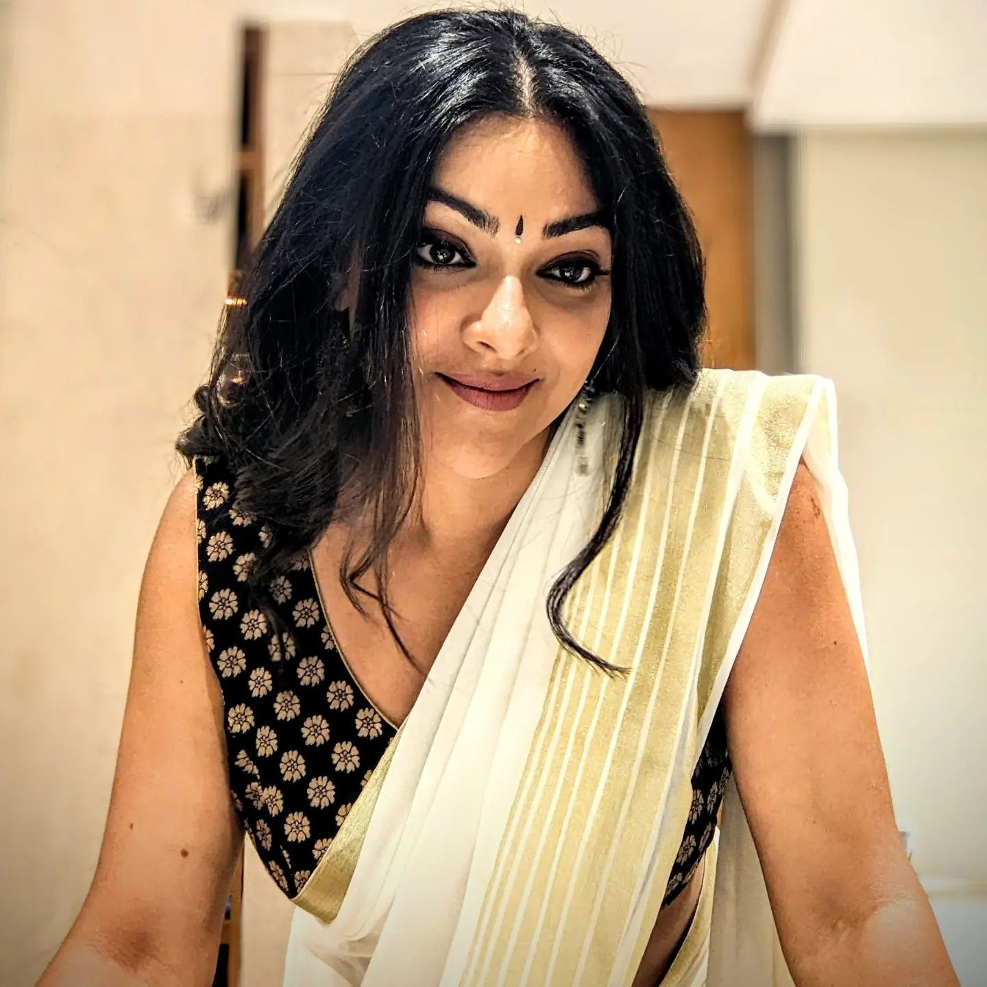 PHOTOS : வாவ்.. இந்த வயதிலும் குட்டி உடையில் நச் போஸ் கொடுத்த அபிராமி ...