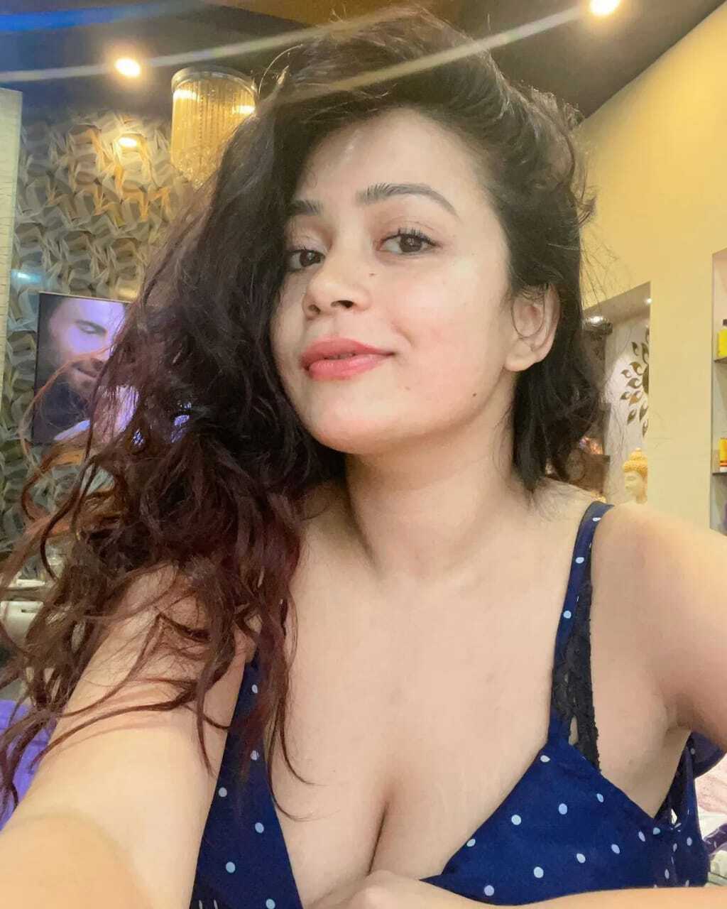 PHOTOS : டைட் டாப்பில் கூலாக போஸ் கொடுக்கும் சினேகா கர்மாகர்.. ஆளை மயக்கும் நச் க்ளிக்ஸ் இதோ ...