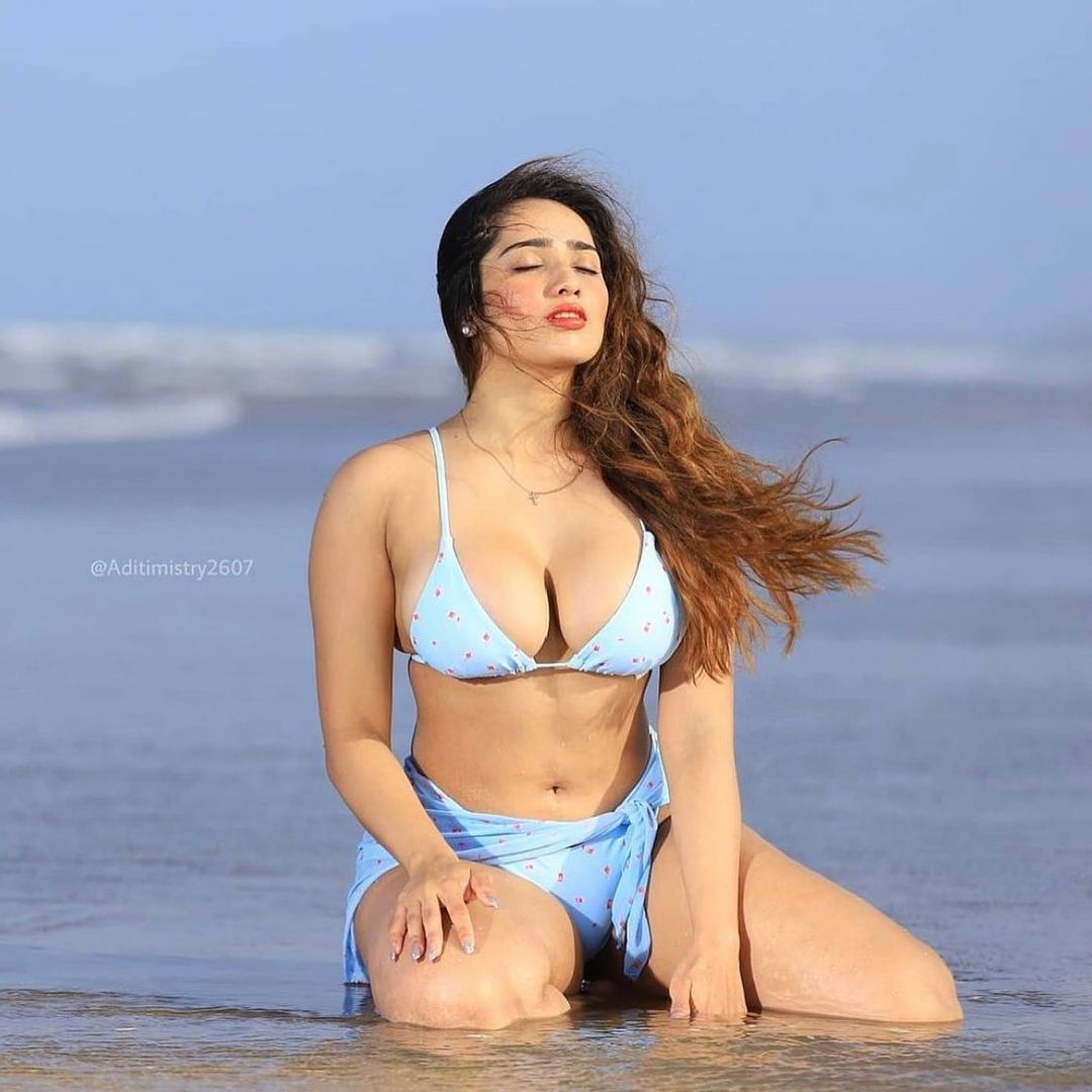 Photos வாவ் மாடல் அழகியா இவங்க பிகினியில் தெறிக்கவிடும் அழகு பிரபல மாடல் அதிதி