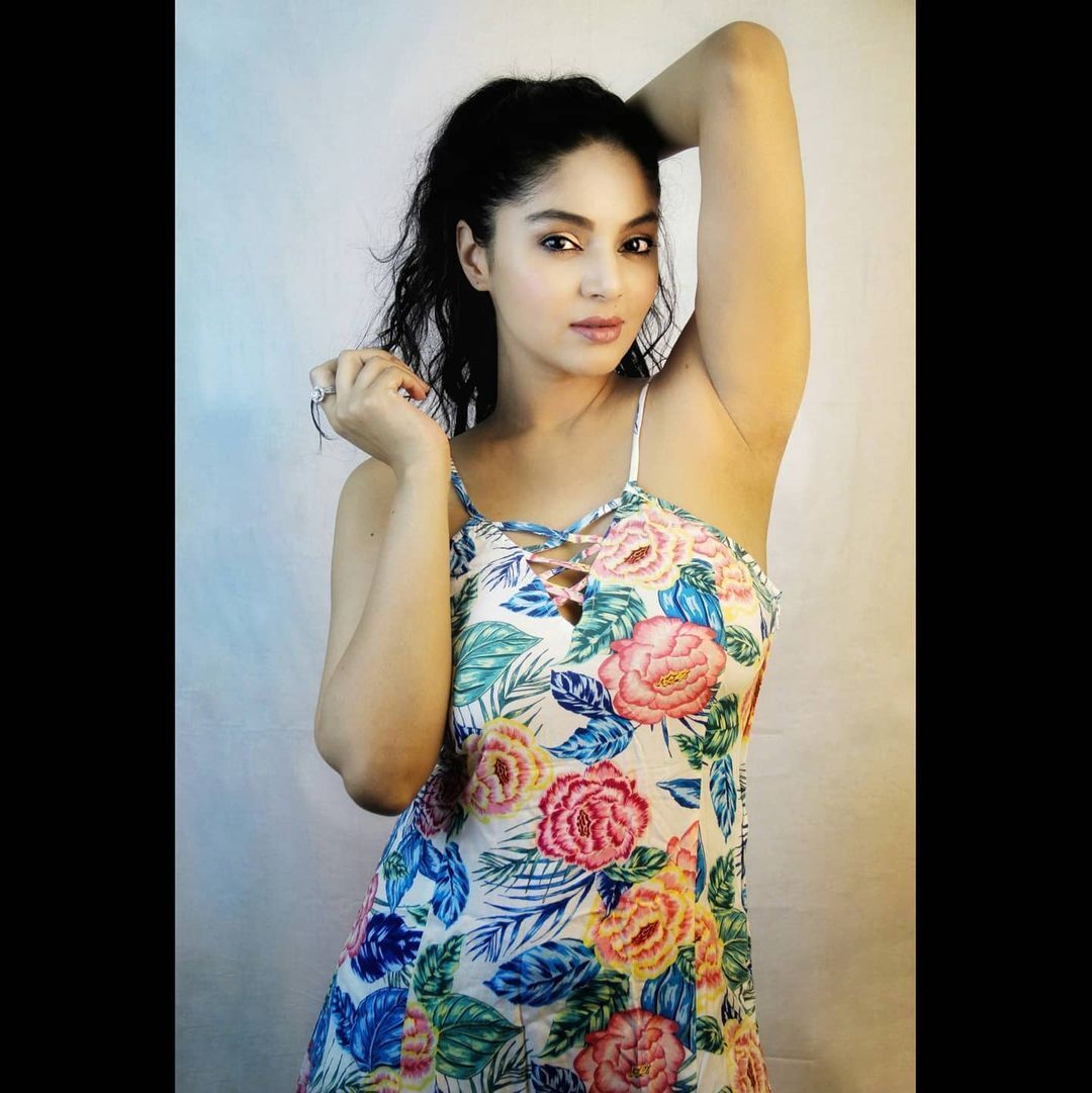 PHOTOS : டைட்டான ஸ்லீவ்லெஸ் டி-ஷர்ட்.. வசீகரிக்கும் லுக்.. பிக் பாஸ் சனம் ஷெட்டியின் கலக்கல் ...