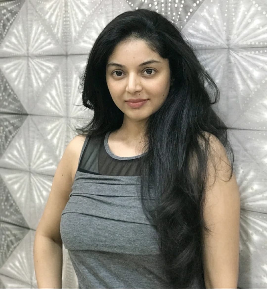 PHOTOS : டைட்டான ஸ்லீவ்லெஸ் டி-ஷர்ட்.. வசீகரிக்கும் லுக்.. பிக் பாஸ் சனம் ஷெட்டியின் கலக்கல் ...