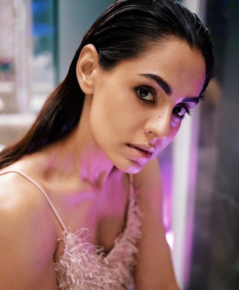 PHOTOS : வெட்கத்தில் கன்னம் சிவந்த அழகில் நடிகை அமிர்தசந்து.. ரசிகர்களை ...