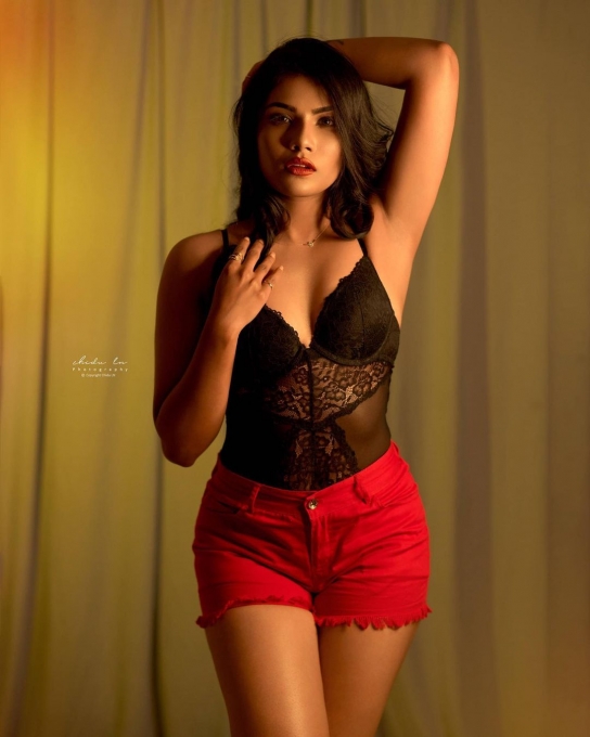 PHOTOS : பிளாக் டாப்பில் வசீகரிக்கும் அழகு.. நடிகை லிக்கிதா ஆனந்தின் லேட்டஸ்ட் சூப்பர் ஸ்டில்ஸ் ...