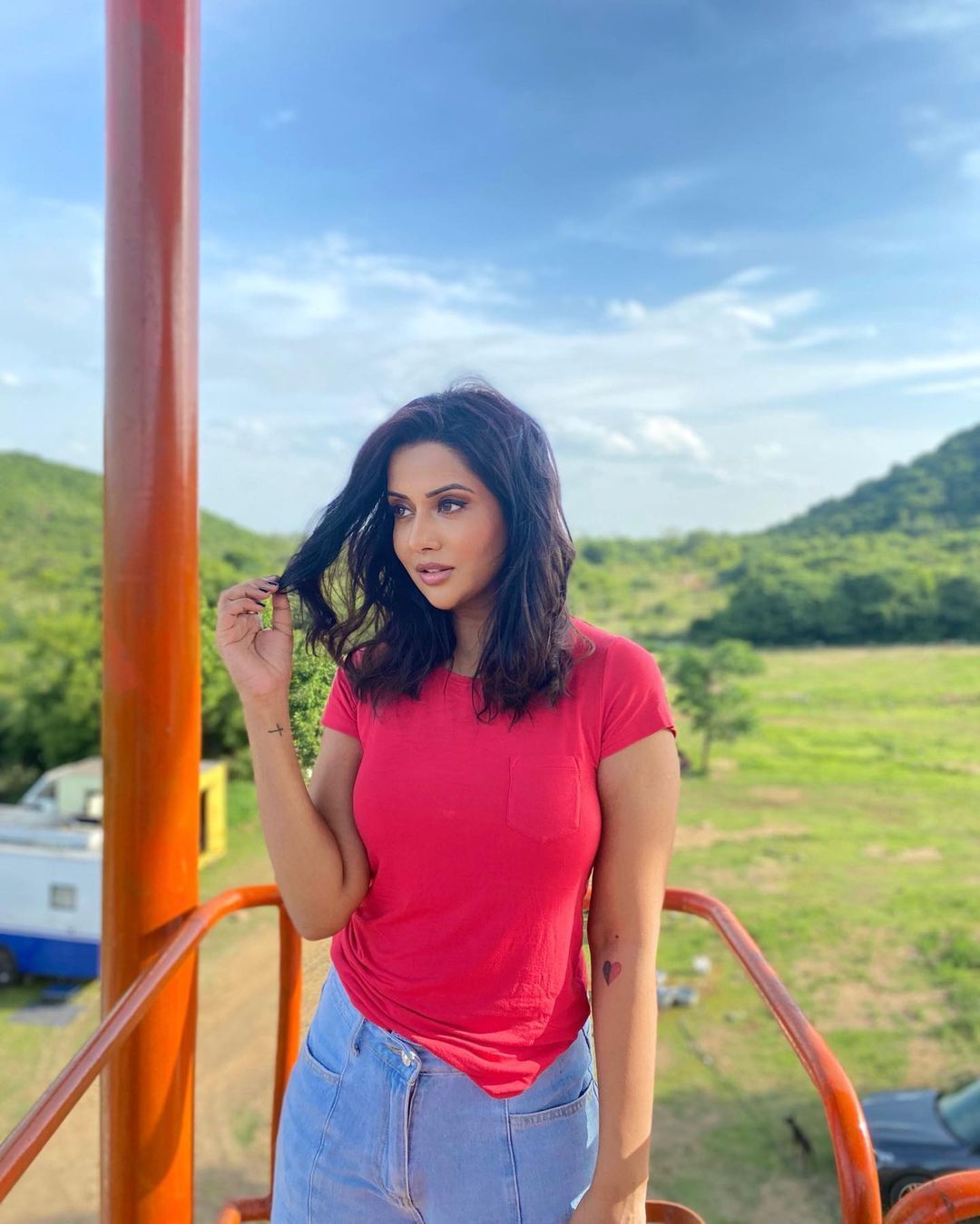 PHOTOS : சைடு போஸில் சக்கை போடு போடும் பிக் பாஸ் ரைசா.. டி-ஷிர்டில் வேற ...