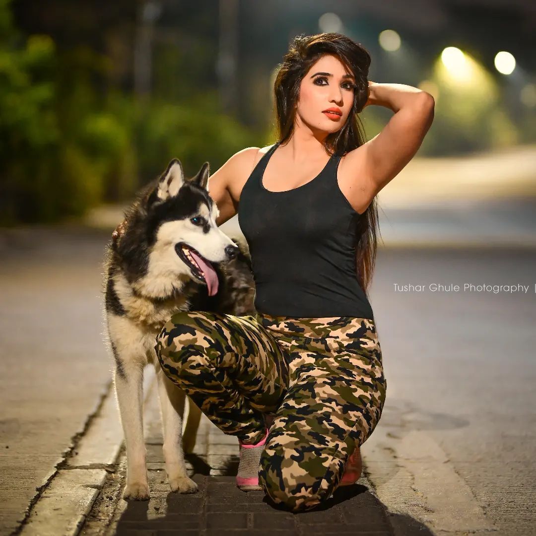 PHOTOS : என்னம்மா ட்ரெஸ் இது?.. மனதை மயக்கும் மாடல் அழகி ரோஷ்னியின் ...