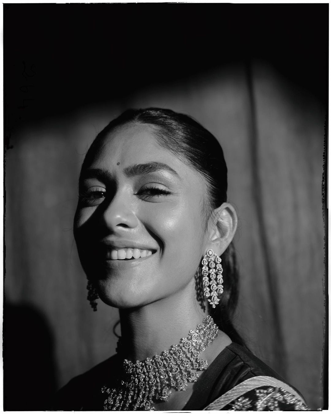 Photos: ट्रेडिशनल आउटफिट में एक्ट्रेस मृणाल ठाकुर ने लगाया ग्लैमरस का ...