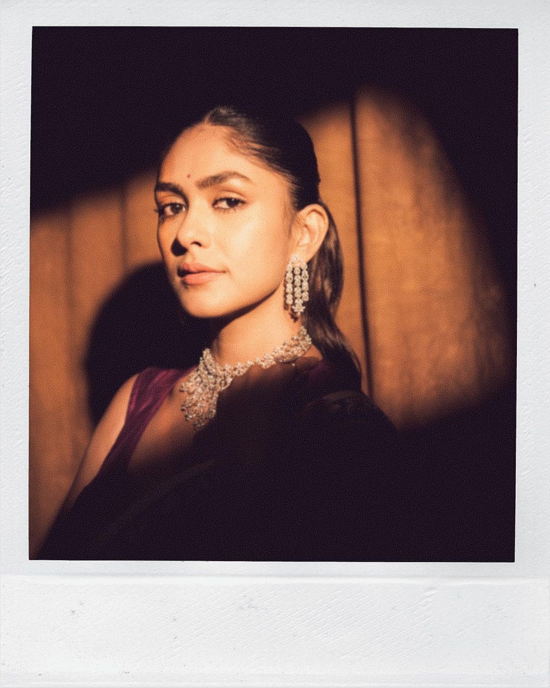 Photos: ट्रेडिशनल आउटफिट में एक्ट्रेस मृणाल ठाकुर ने लगाया ग्लैमरस का ...