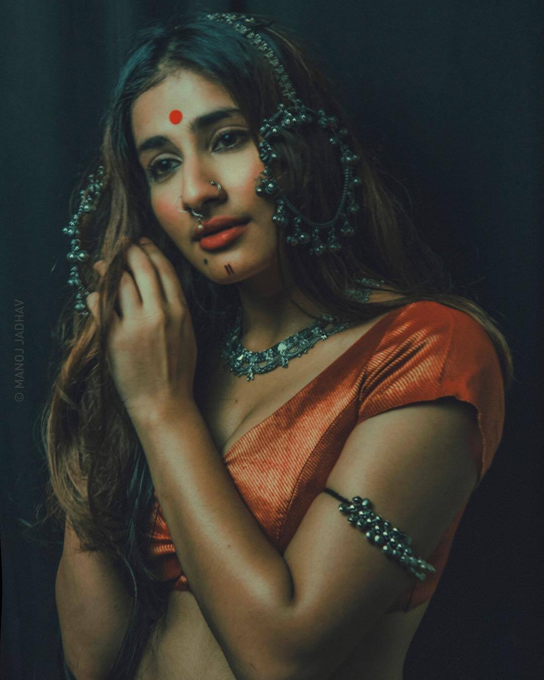 PHOTOS : ட்ரான்ஸ்பரண்ட் உடையில் ரசிகர்களை உசுப்பேத்தும் நடிகை ஹிமானி ...