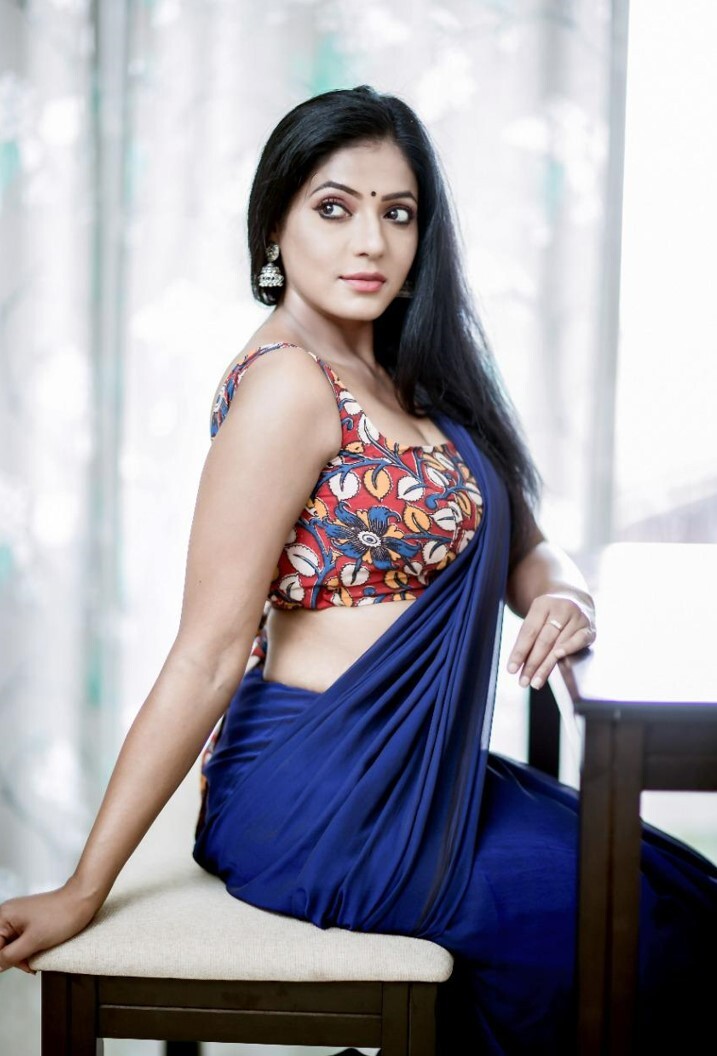 PHOTOS : ஆஹா என்ன அழகு.. சேலையில் செய்து வைத்த சிலை.. சைடு போஸில் சொக்கவைக்கும் அழகில் ...