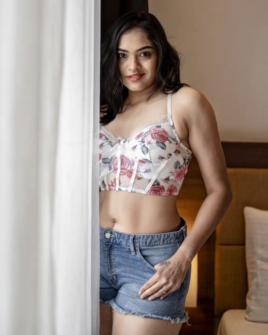 PHOTOS: சைடு போஸில் சொக்கவைக்கும் அழகில் இசையருவி ஆங்கர்.. ஆளை மயக்கும் சூப்பர் க்ளிக்ஸ் இதோ ...