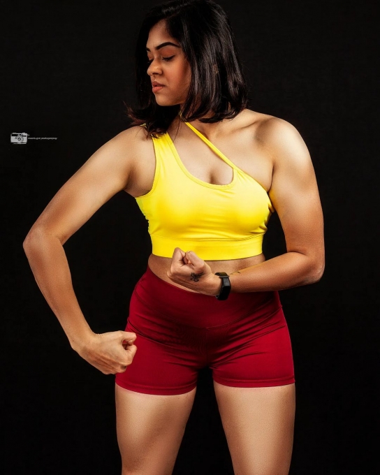 PHOTOS: சைடு போஸில் சொக்கவைக்கும் அழகில் இசையருவி ஆங்கர்.. ஆளை மயக்கும் சூப்பர் க்ளிக்ஸ் இதோ ...