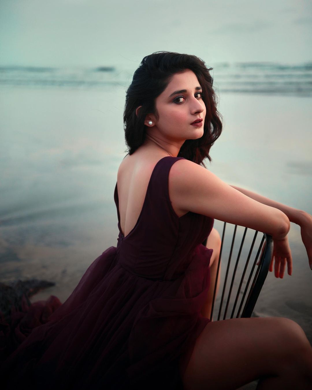 कनिका मान ने समंदर के किनारे कराया ग्लैमरस Photoshoot, फेदर वाइन गाउन पहन कर गिराईं हुस्न की ...