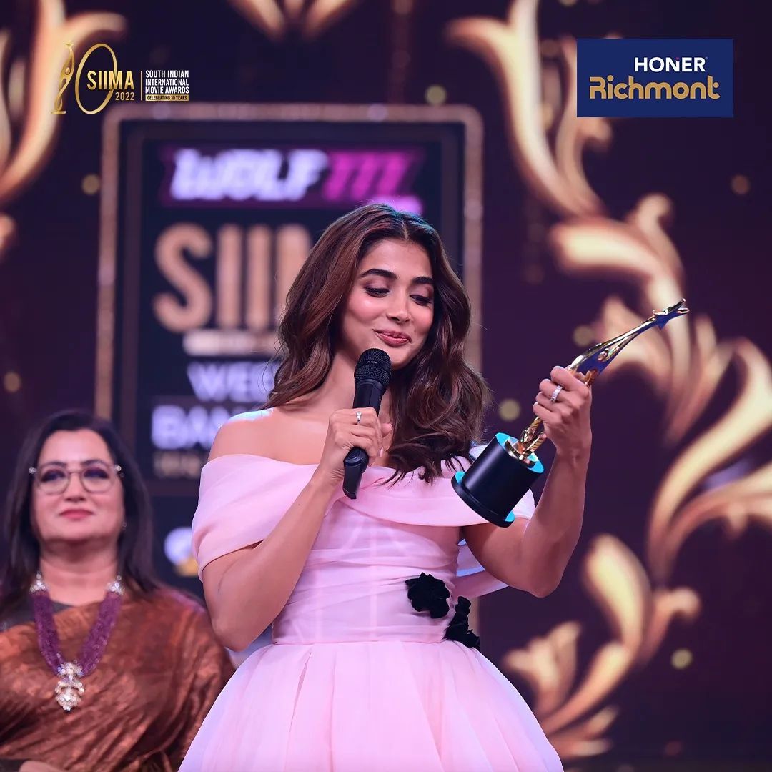 pooja hegde wins best actress award from siima, pink constume look like ...