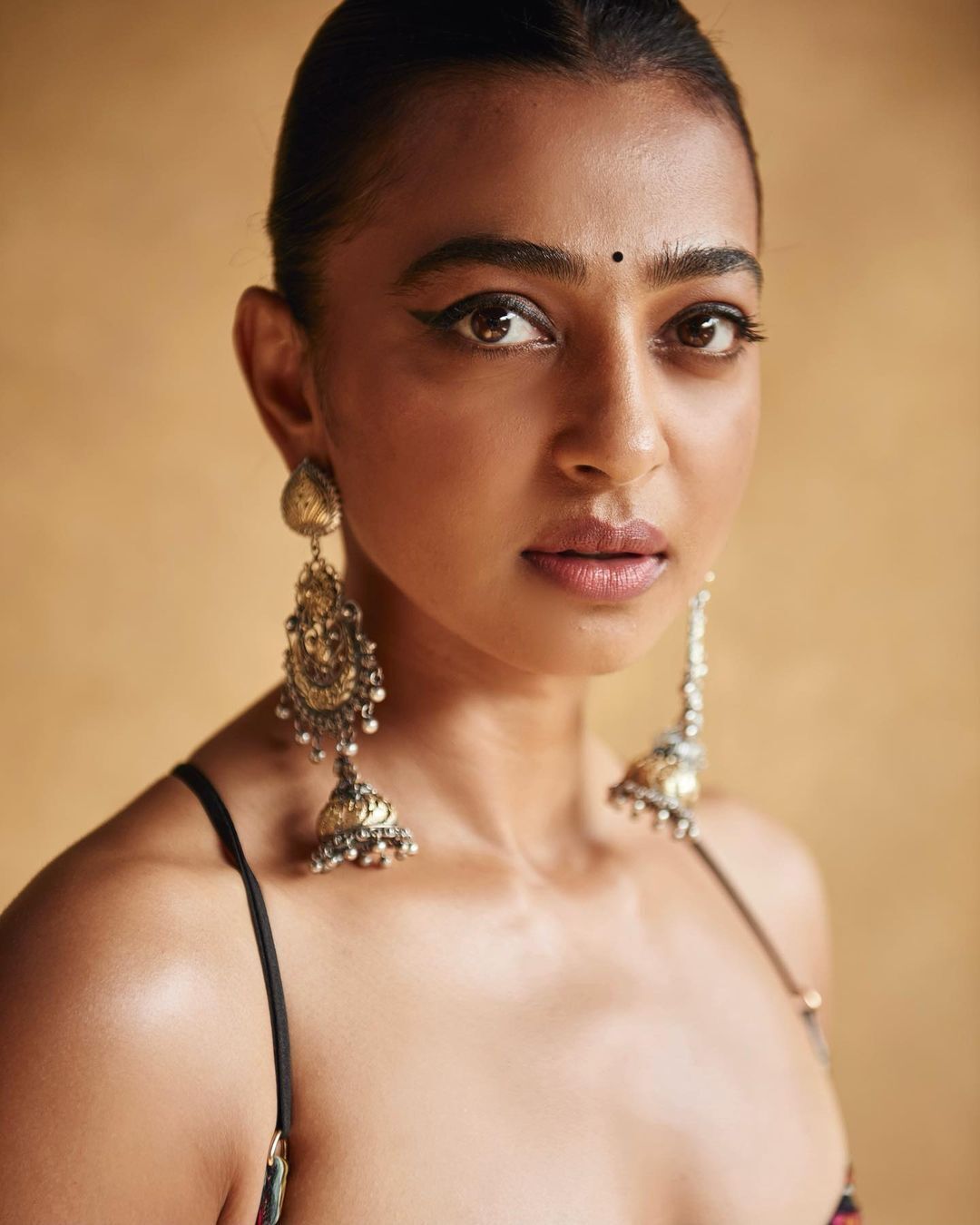 Radhika Apte Photos : ટ્રેડિશનલ લુકમાં રાધિકા આપ્ટેનો બોલ્ડ અવતાર | Radhika Apte Photos : Bold ...