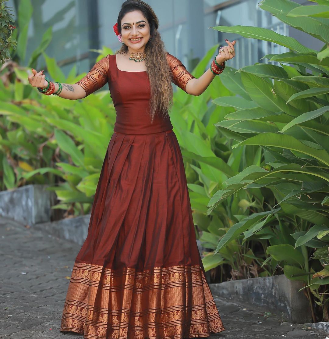 'ആരാ ഇത് പത്താം ക്ലാസിൽ പഠിക്കുന്ന കുട്ടിയാണോ?'; പട്ടുപാവാടയി ...