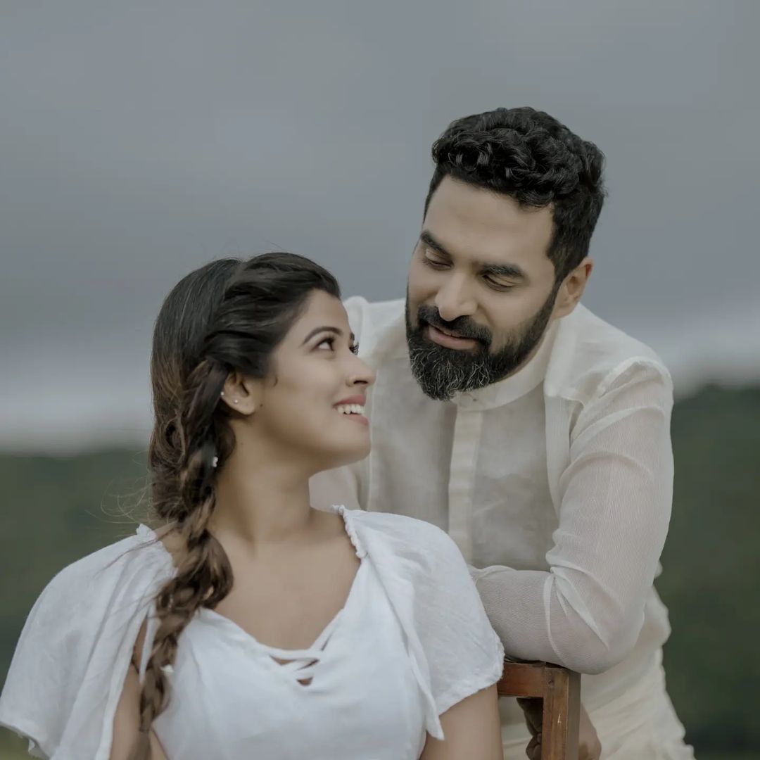 singer amrutha suresh posing with gopi sundar goes viral, fans says ...