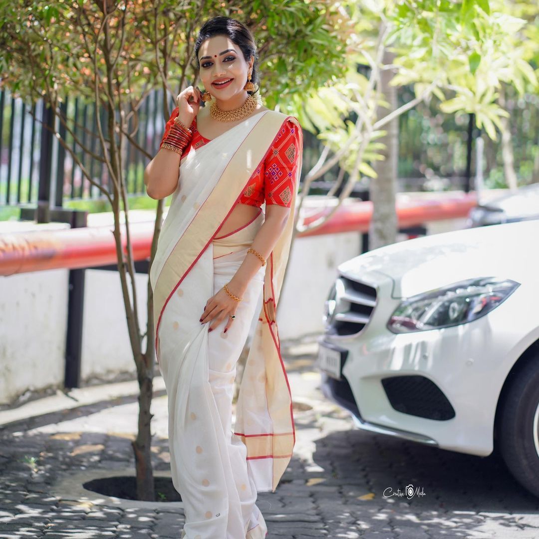 Singer Rimi tomy's onam special photoshoot goes viral, fans says she is cute in kerala saree ...