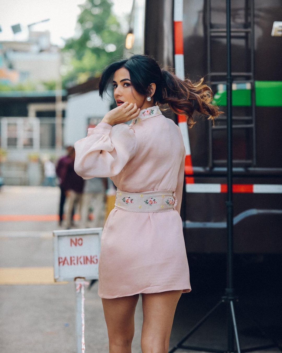 Sonal Chauhan Pic: फोटोशूट के लिए सोनल चौहान ने पहना बेहद Short Dress ...