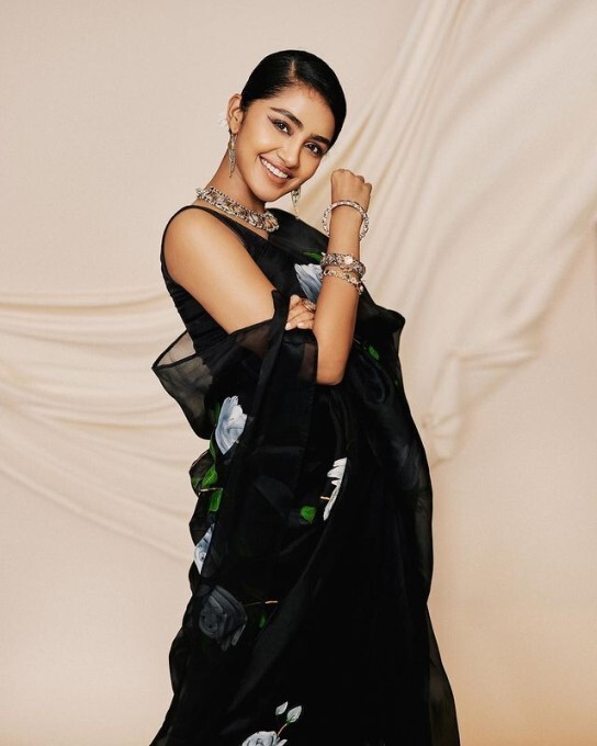 Tollywood Actress Anupama Parameswaran Looks Stunning In Black Dress ...