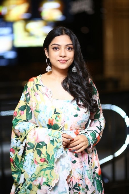 Tollywood Actress Varsha Bollamma Latest Pics Photos: HD Images ...