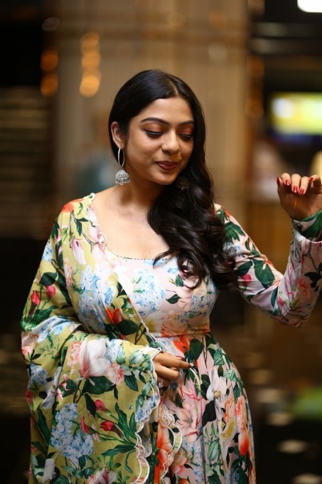 Tollywood Actress Varsha Bollamma Latest Pics Photos: HD Images ...