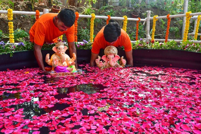 Immersion Of Lord Ganesha Idol During The Ongoing Ganesh Chaturthi Festival Photos: HD Images ...