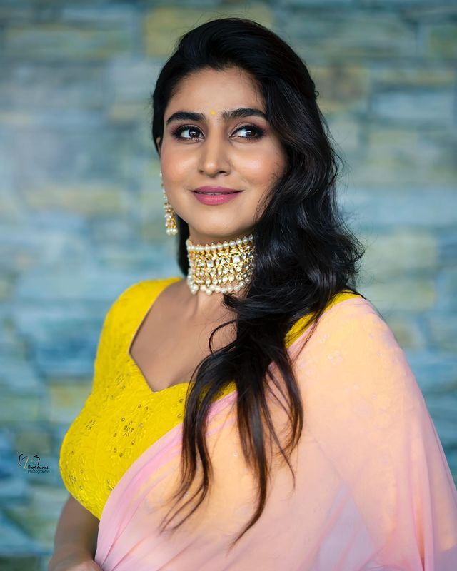 ఎల్లో కలర్ డ్రెస్ లో మతిపోగొడుతున్న యాంకర్ వర్షిణి | anchor varshini glamorous photos - Oneindia ...