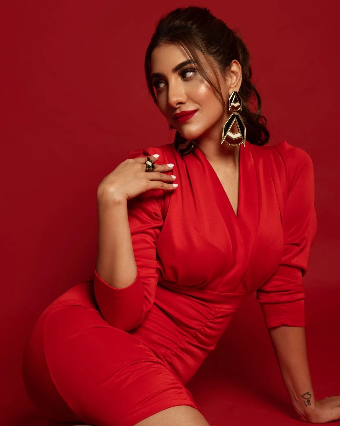 সাদা এমব্রয়ডারি কুর্তিতে গ্ল্যামারস রুক্মিণী মৈত্র, চোখ সরাতে পারছেন ...