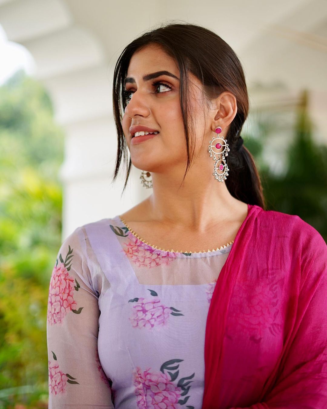 मल्टीकलर लहंगे में हरियाणवी एक्ट्रेस प्रांजल दहिया ने मचाई धूम, फैंस कर ...