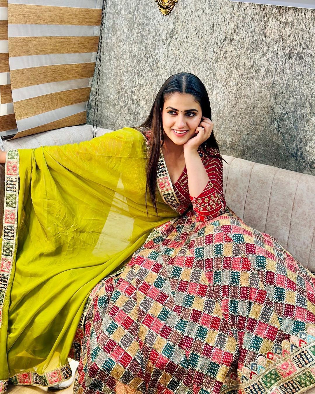 मल्टीकलर लहंगे में हरियाणवी एक्ट्रेस प्रांजल दहिया ने मचाई धूम, फैंस कर ...