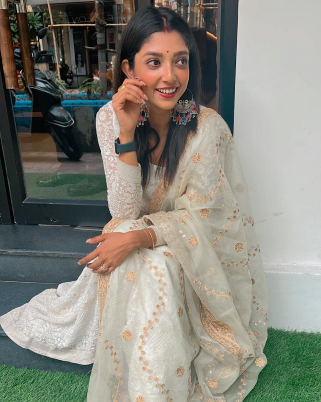 পুজোতে সপরিবারে খুশির মুডে দেবলীনা, দেখুন সেই সুন্দর মুহূর্তের ছবি ...